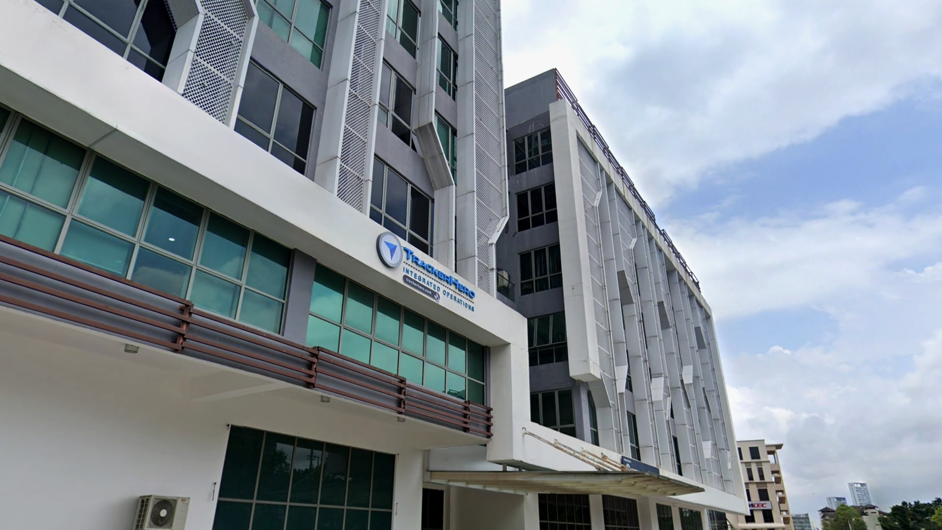 About Us - TrackerHero